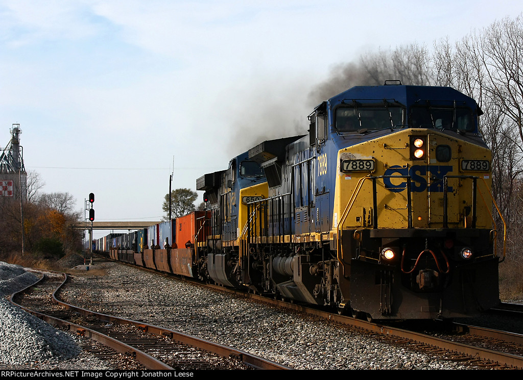 CSX 7889 and 650 lead Q116 east